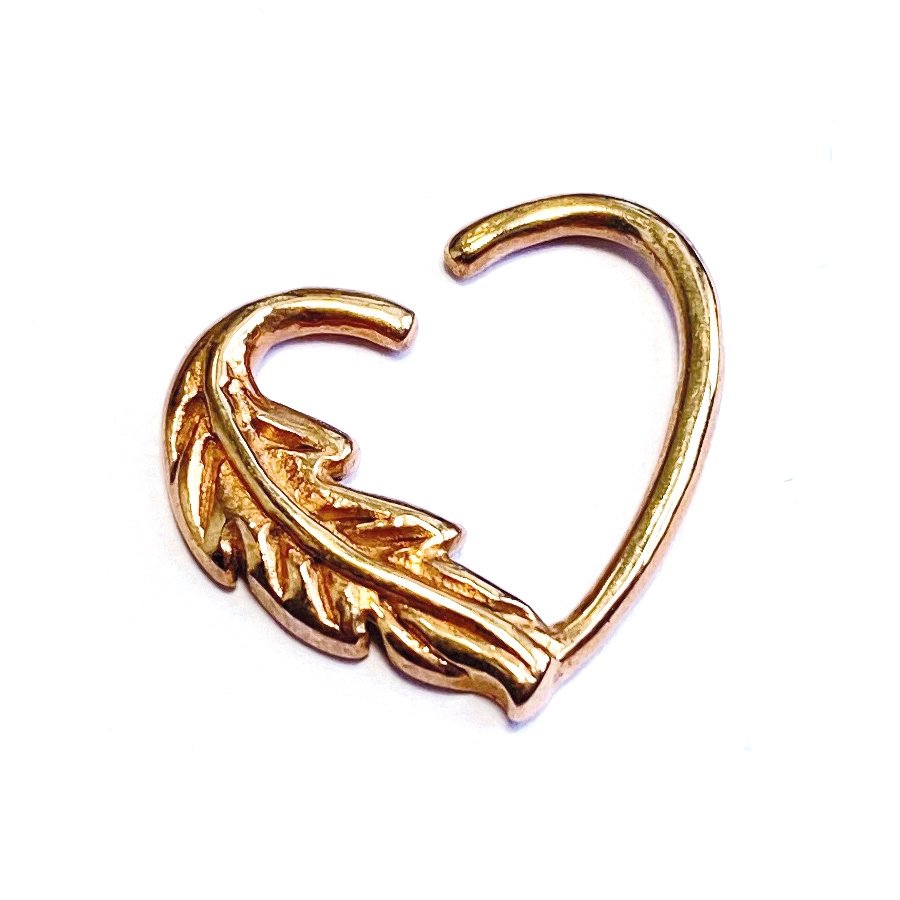 Daith con forma de corazón y pluma - ZUK Tattoo Piercing